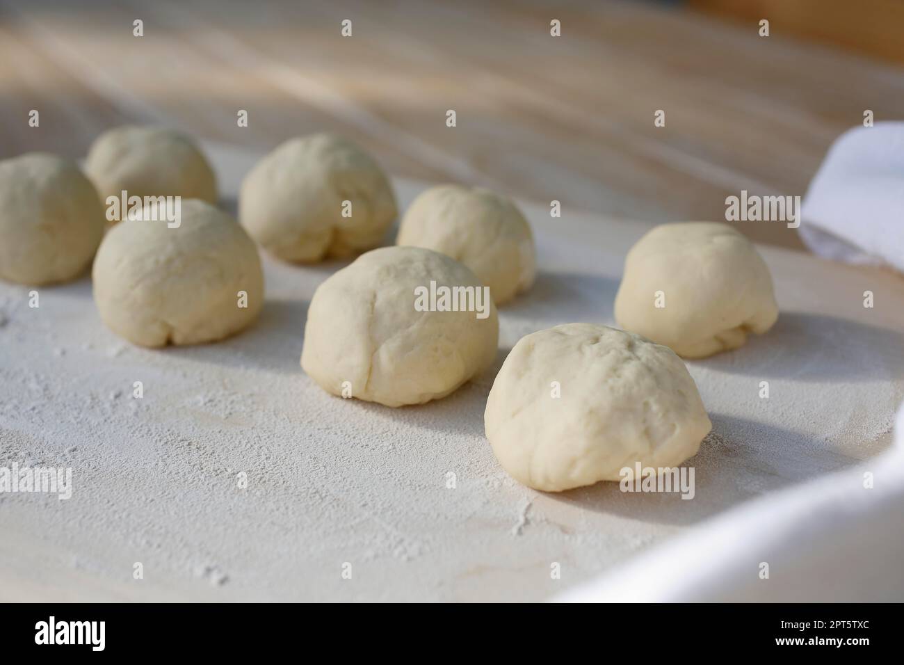 Swabian cuisine, preparation raised steam noodles, shaped yeast yeast ...