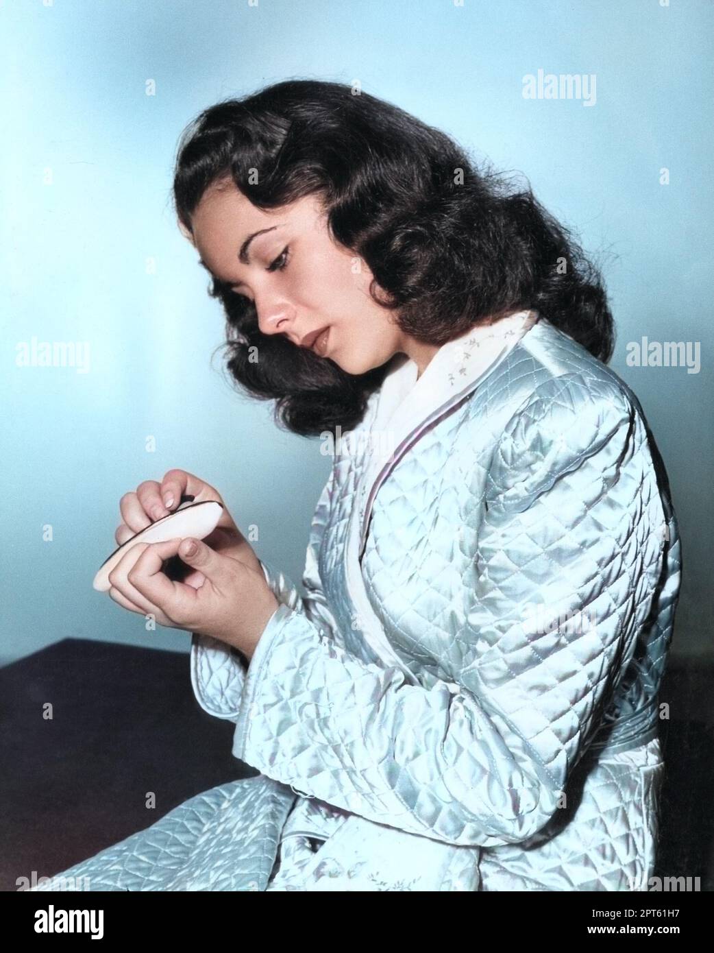 Elizabeth Taylor fixing her nails - 1950s - colorized Stock Photo - Alamy