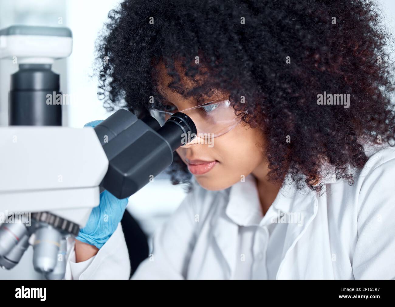 Forensic scientist hair hi-res stock photography and images - Alamy
