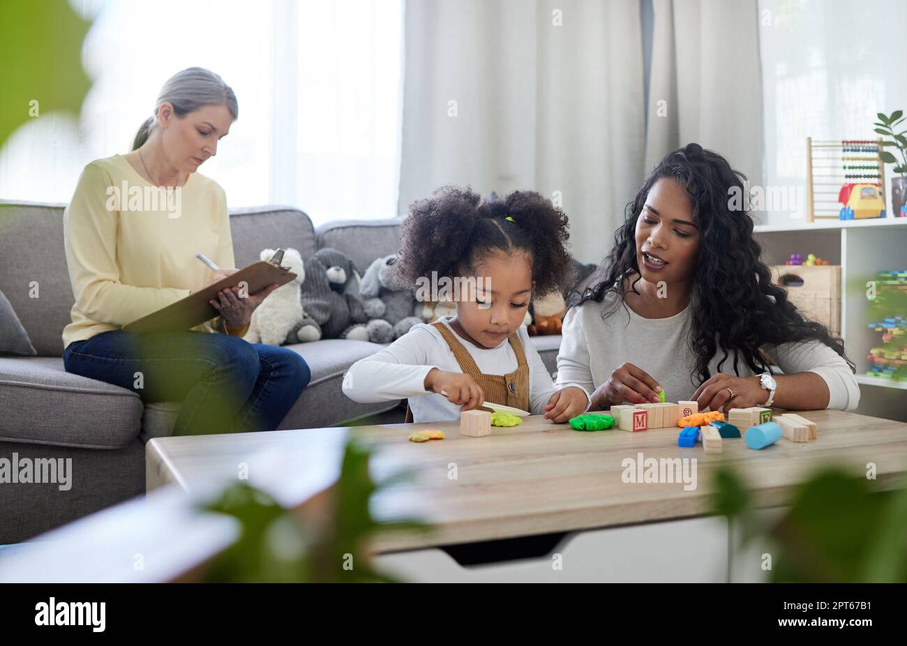 Therapist helping a child hi-res stock photography and images - Alamy
