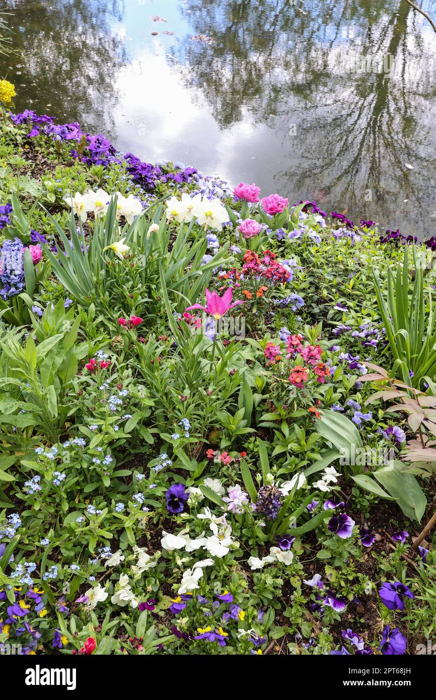 Claude monets house in giverney, france hi-res stock photography and ...