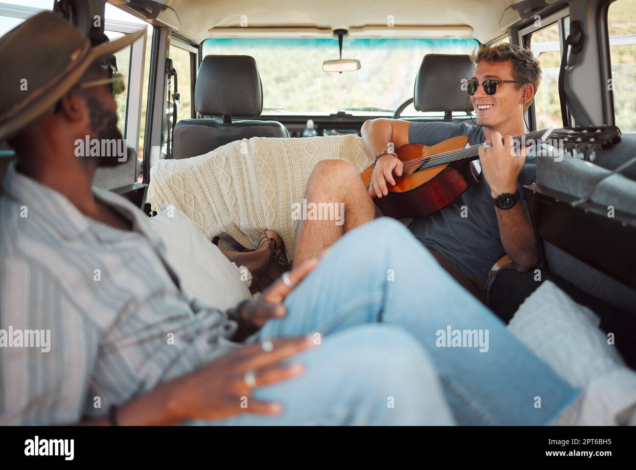 Singing in the car friends hi-res stock photography and images - Alamy