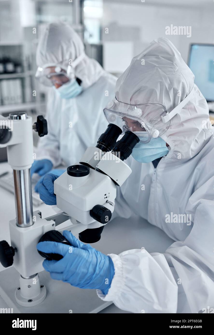 Work of science and technology workers hi-res stock photography and ...