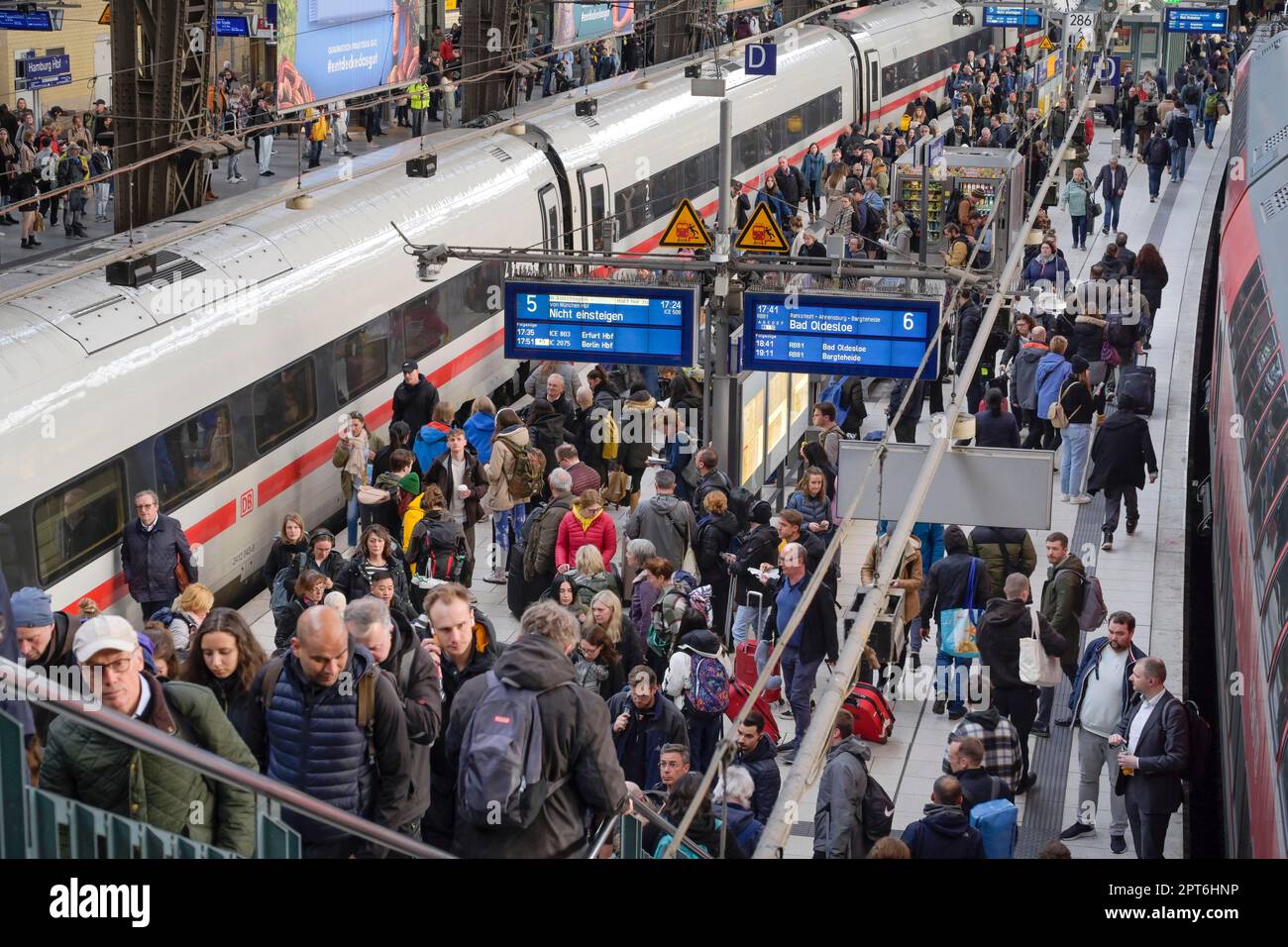 Trains, passengers, platform, concourse, main station, Hamburg, Germany ...