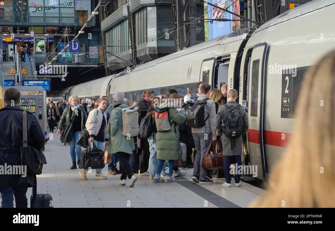 Trains, passengers, platform, concourse, main station, Hamburg, Germany ...