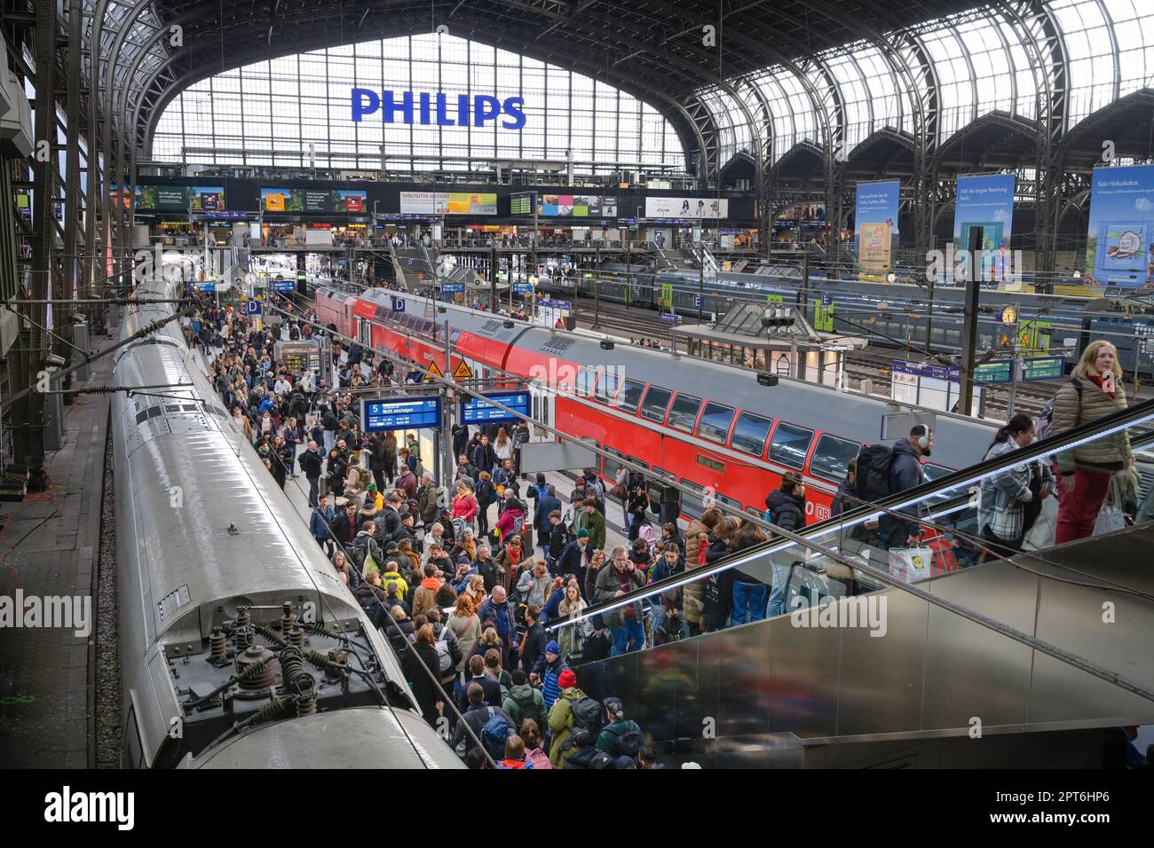 Trains, passengers, platform, concourse, main station, Hamburg, Germany ...