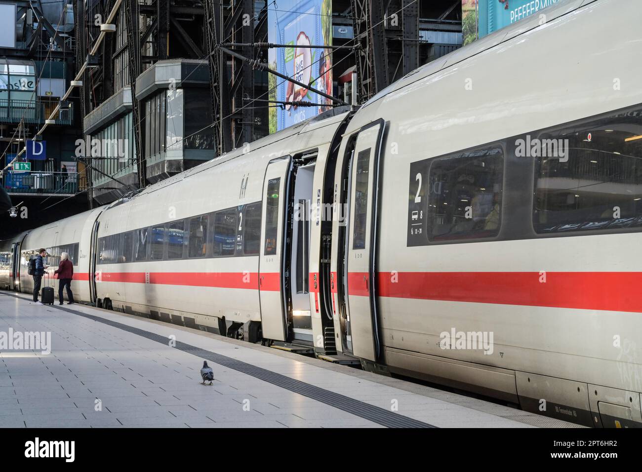 Trains, passengers, platform, concourse, main station, Hamburg, Germany ...