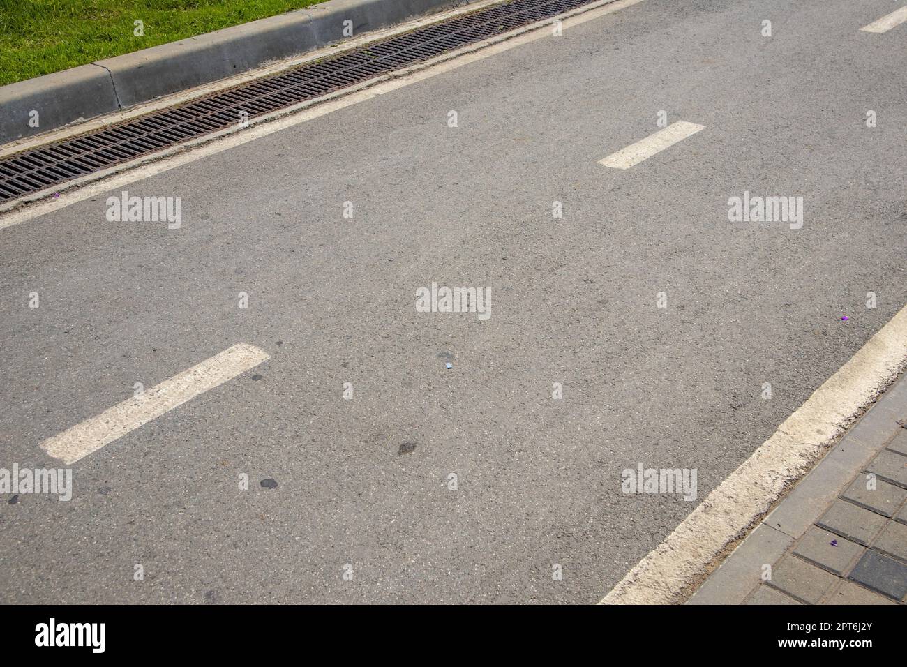 An intermittent lane marking line and the direction of traffic on an ...