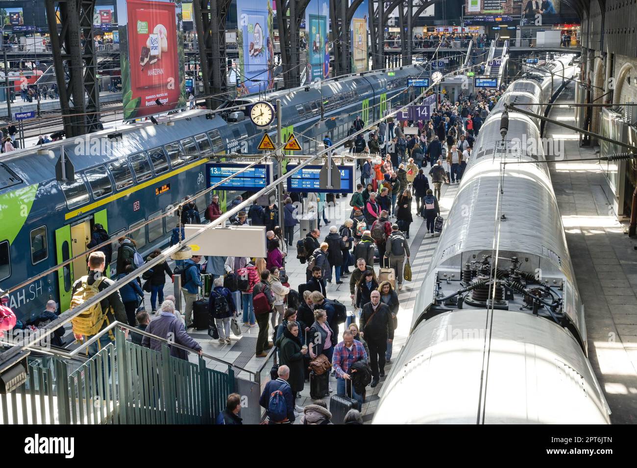 Trains, passengers, platform, concourse, main station, Hamburg, Germany ...