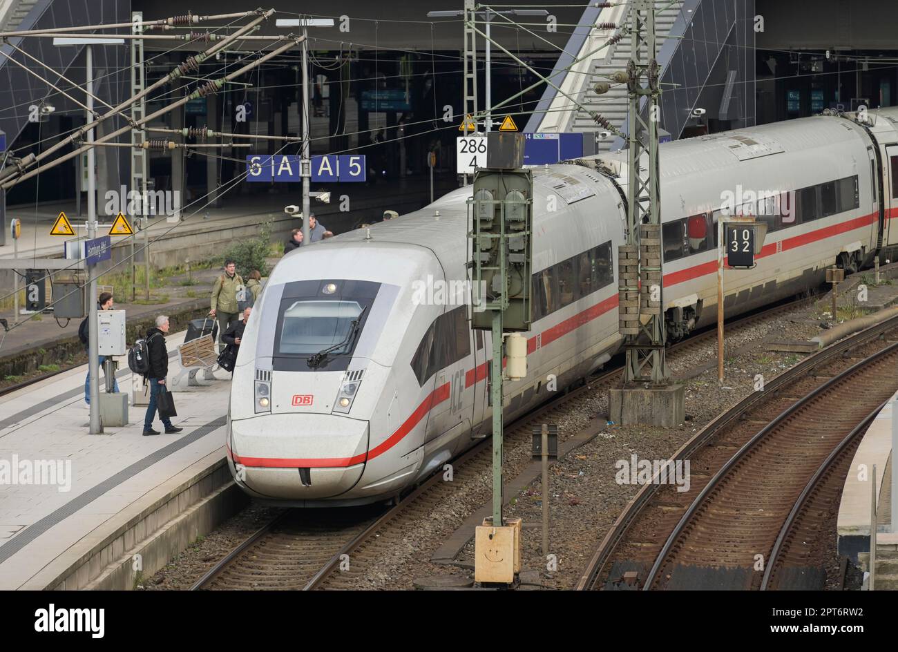 Trains, passengers, platform, main station, Hamburg, Germany Stock ...