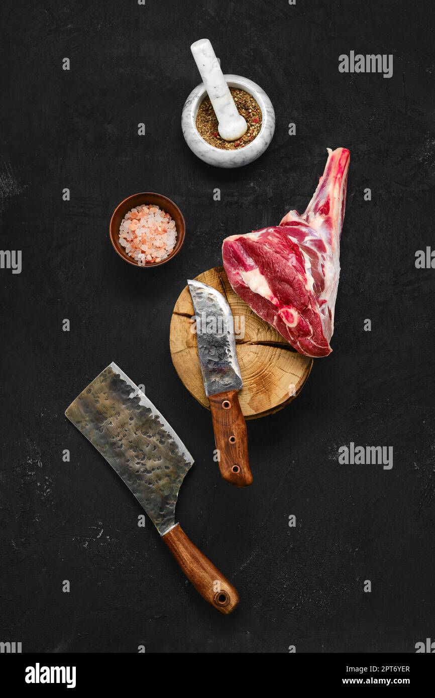 Overhead view of raw lamb leg cut Stock Photo - Alamy
