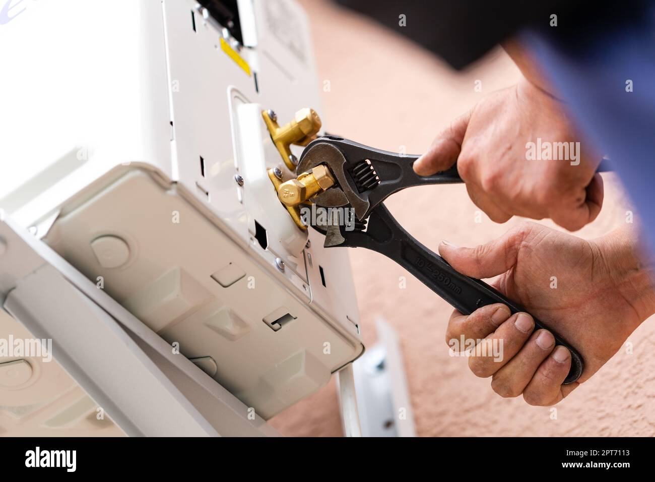 Installing parts hi-res stock photography and images - Alamy