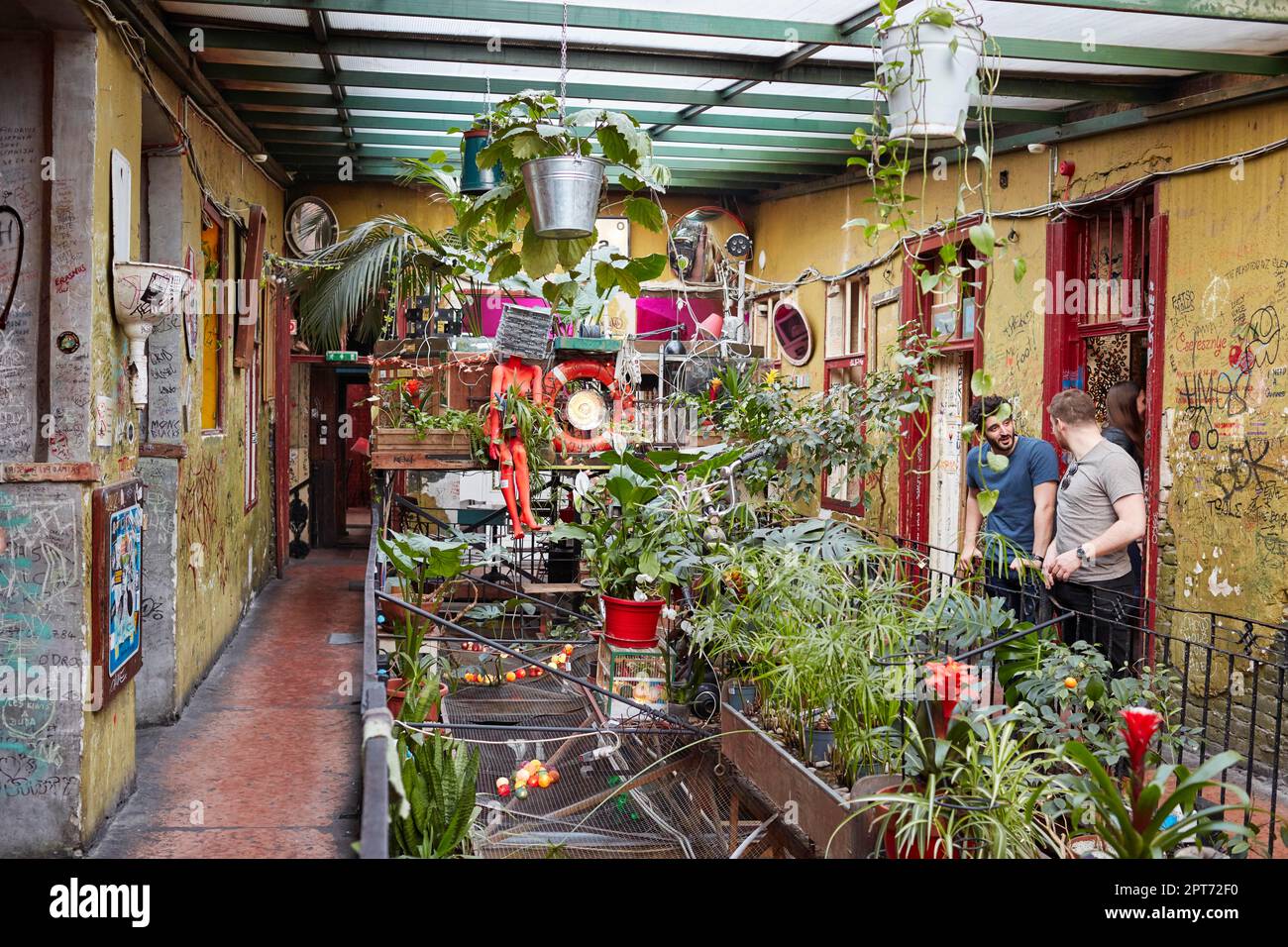 Szimpla Kert, Ruin Bar, Budapest, Hungary Stock Photo - Alamy