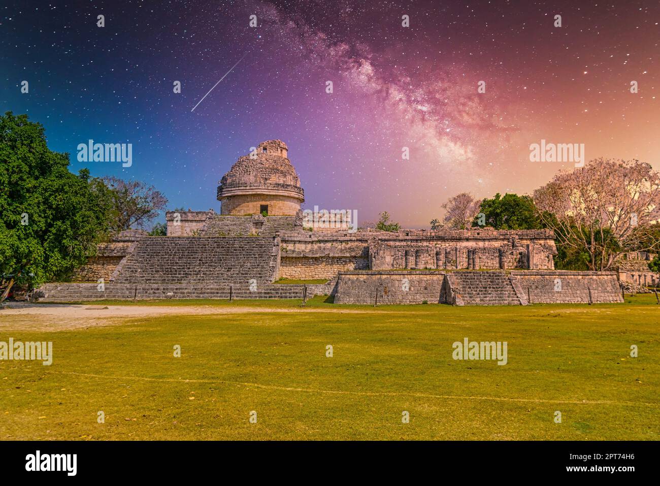 Ruins of El Caracol observatory temple, Chichen Itza, Yucatan, Mexico ...