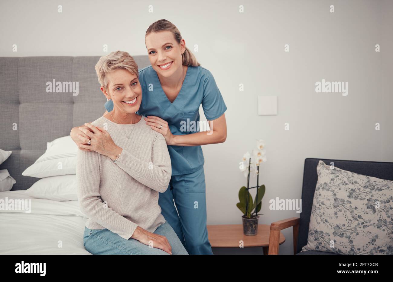 Nurse helping sick senior hi-res stock photography and images - Alamy