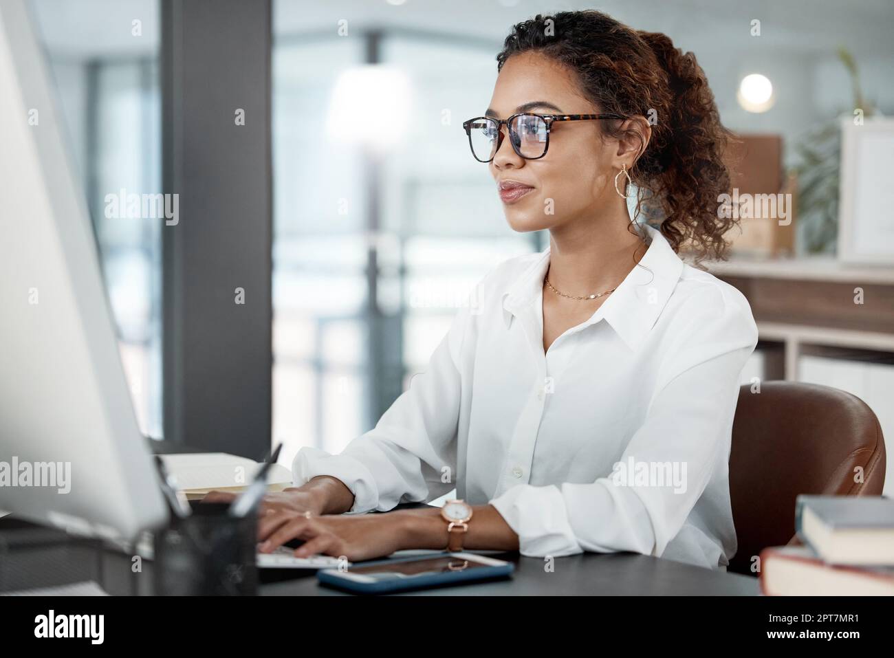 Employee looking down desktop hi-res stock photography and images - Alamy