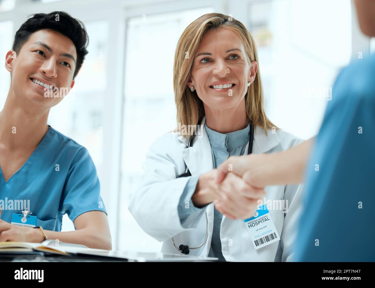 Two doctors shaking hands in a hospital hi-res stock photography and ...