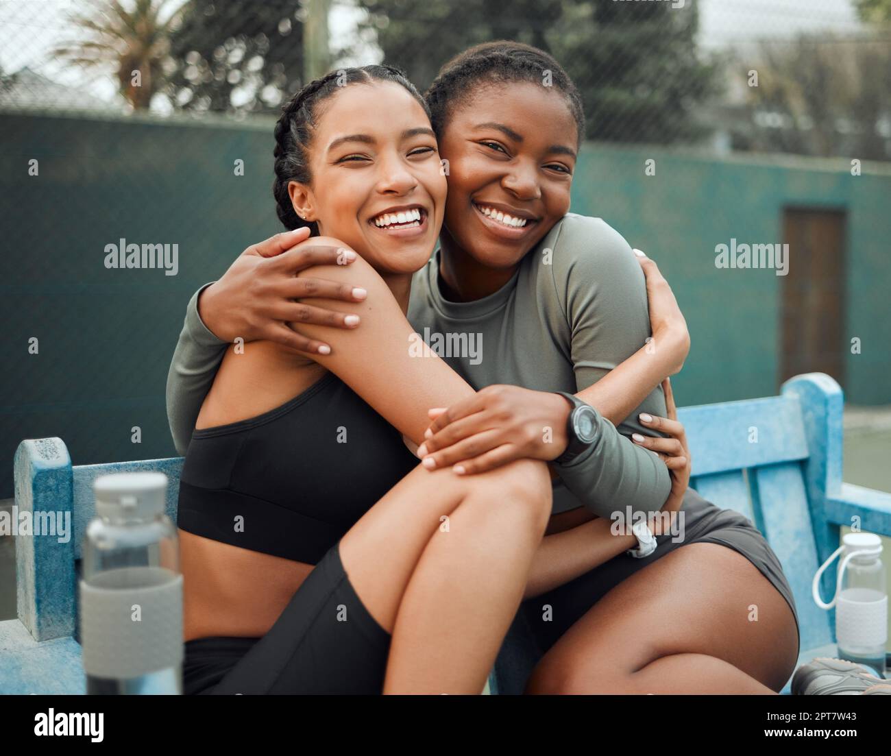 Athletes hugging hi-res stock photography and images - Alamy