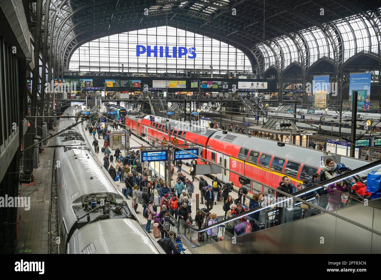 Trains, passengers, platform, concourse, main station, Hamburg, Germany ...