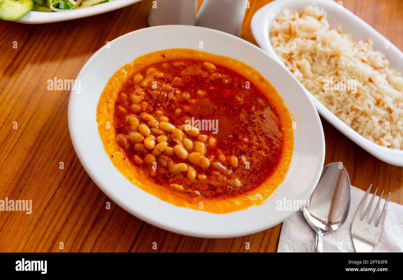 Traditional Turkish stewed bean dish Kuru fasulye Stock Photo - Alamy