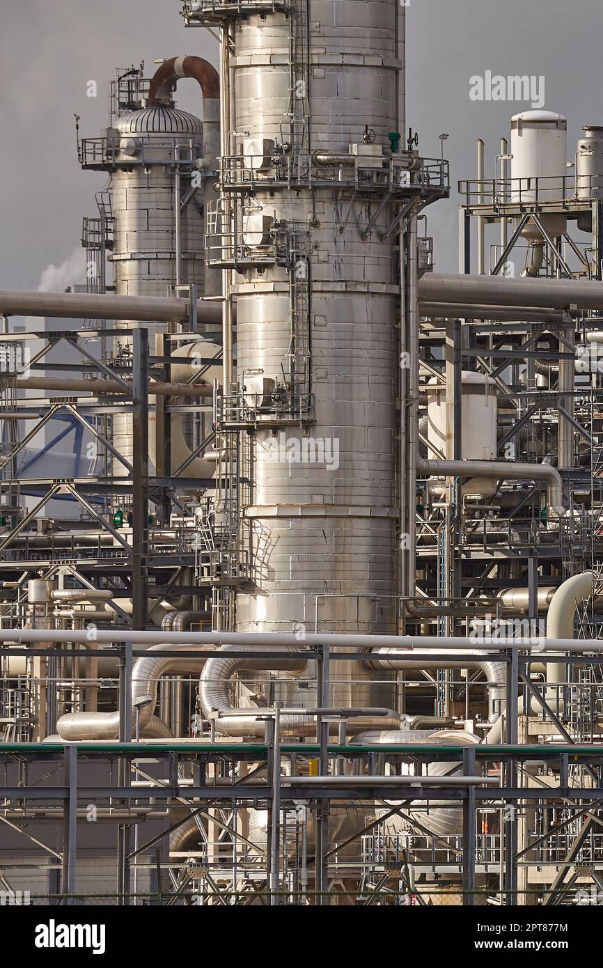 Oil refinery and chemical plant industrial structure with pipes Stock ...