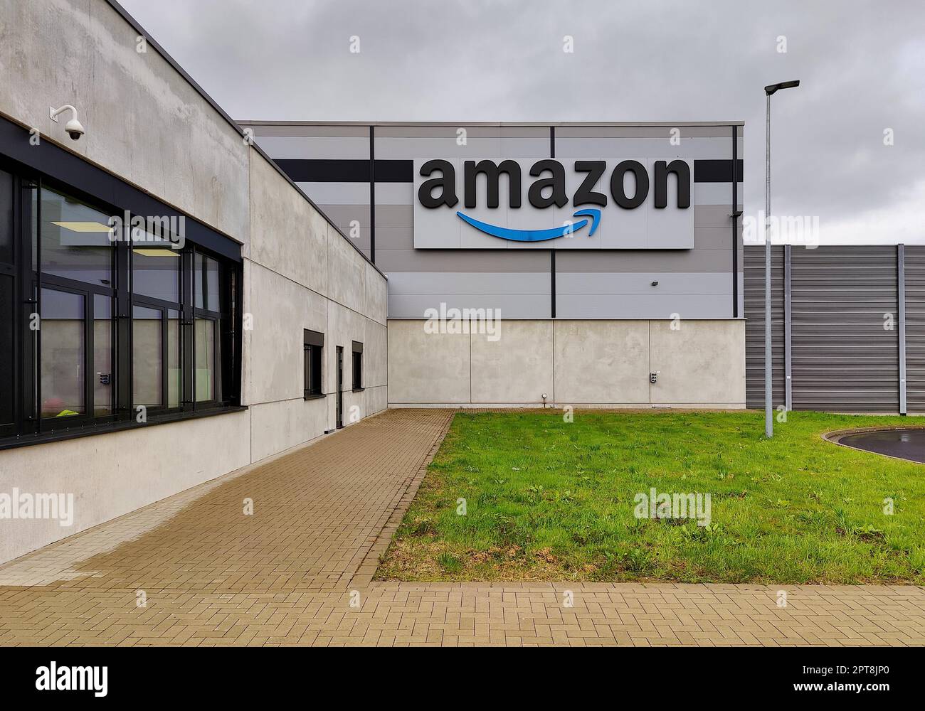 Amazon sorting centre DTM9 equipped with Amazon Robotics technology ...