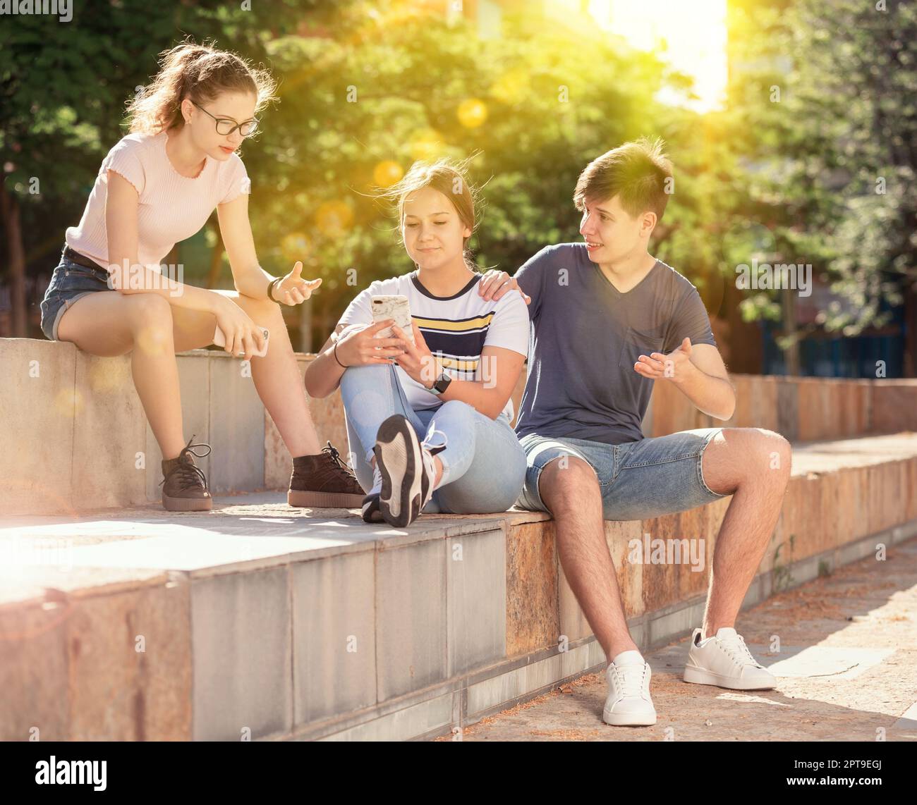 Ignoring friends group teen hi-res stock photography and images - Alamy
