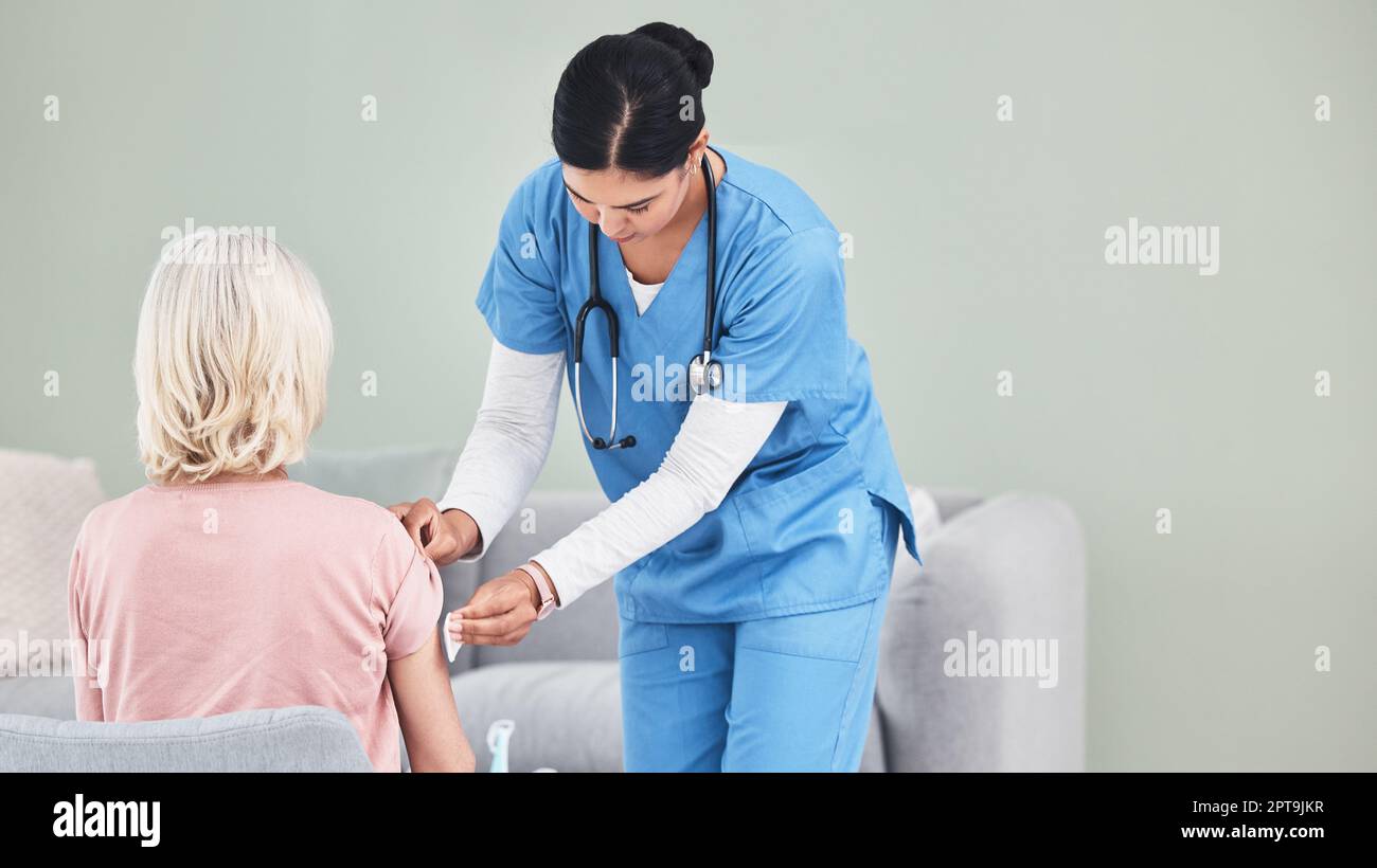 Nurse cleaning injection hi-res stock photography and images - Alamy