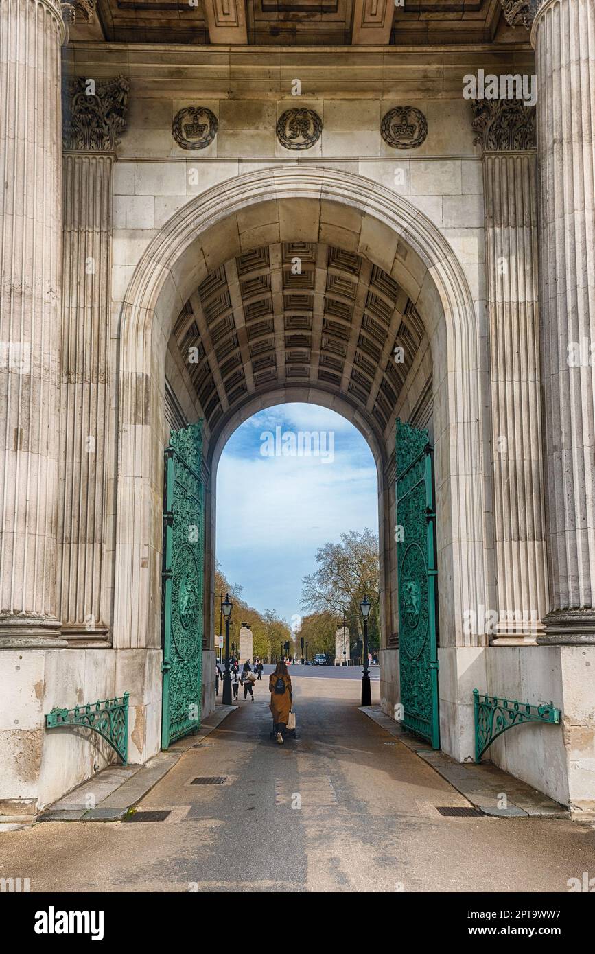 View of the Wellington Arch, iconic landmark in central London, England ...