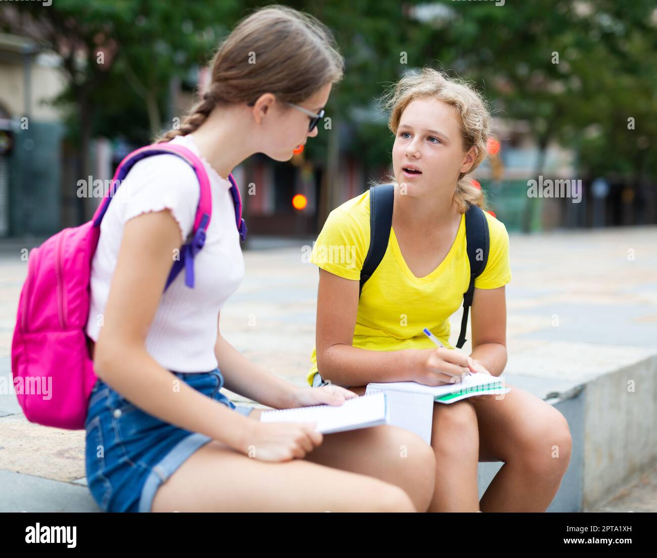 University students sitting on parapet hi-res stock photography and images - Alamy