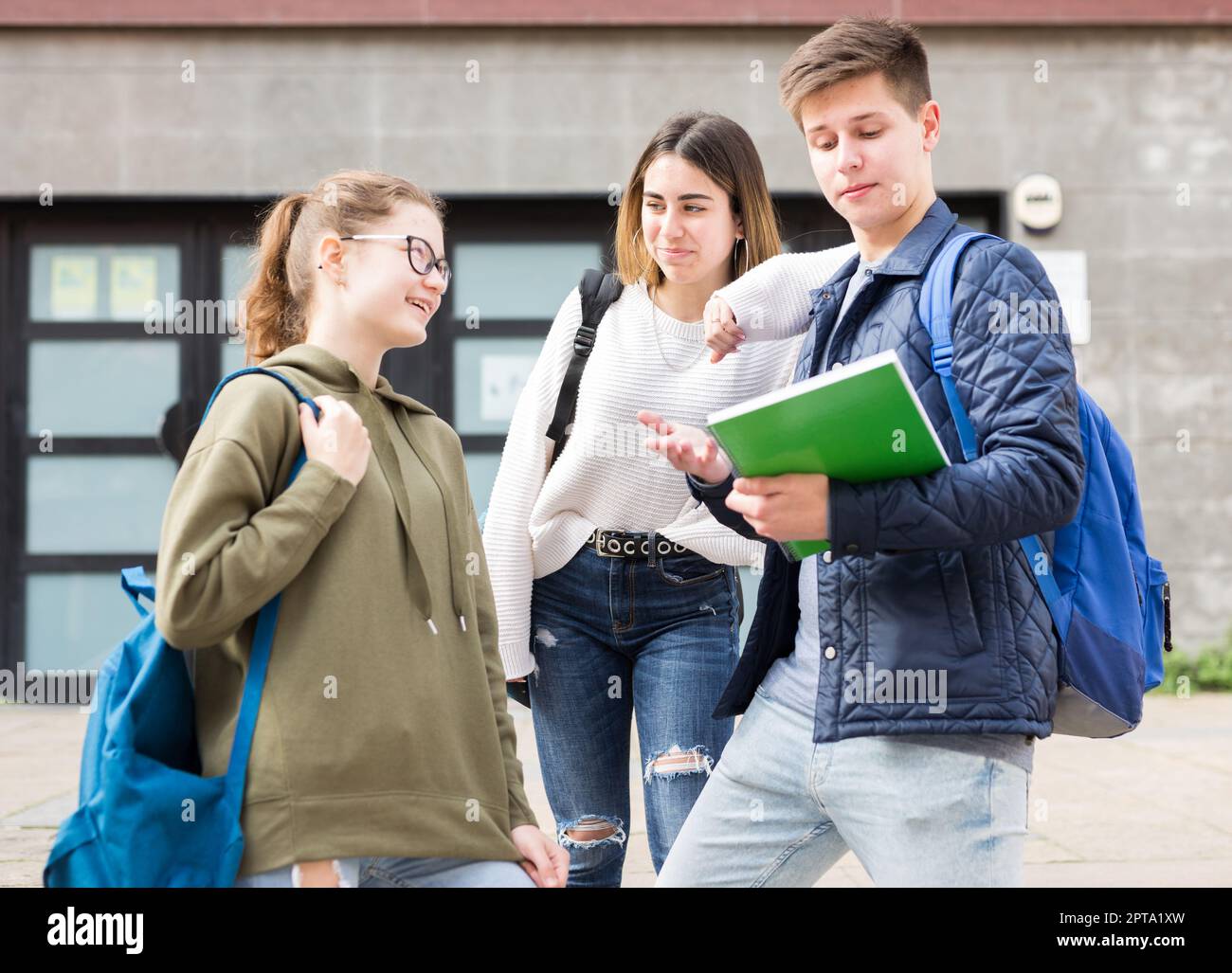 Group of positive students discuss past lessons Stock Photo - Alamy