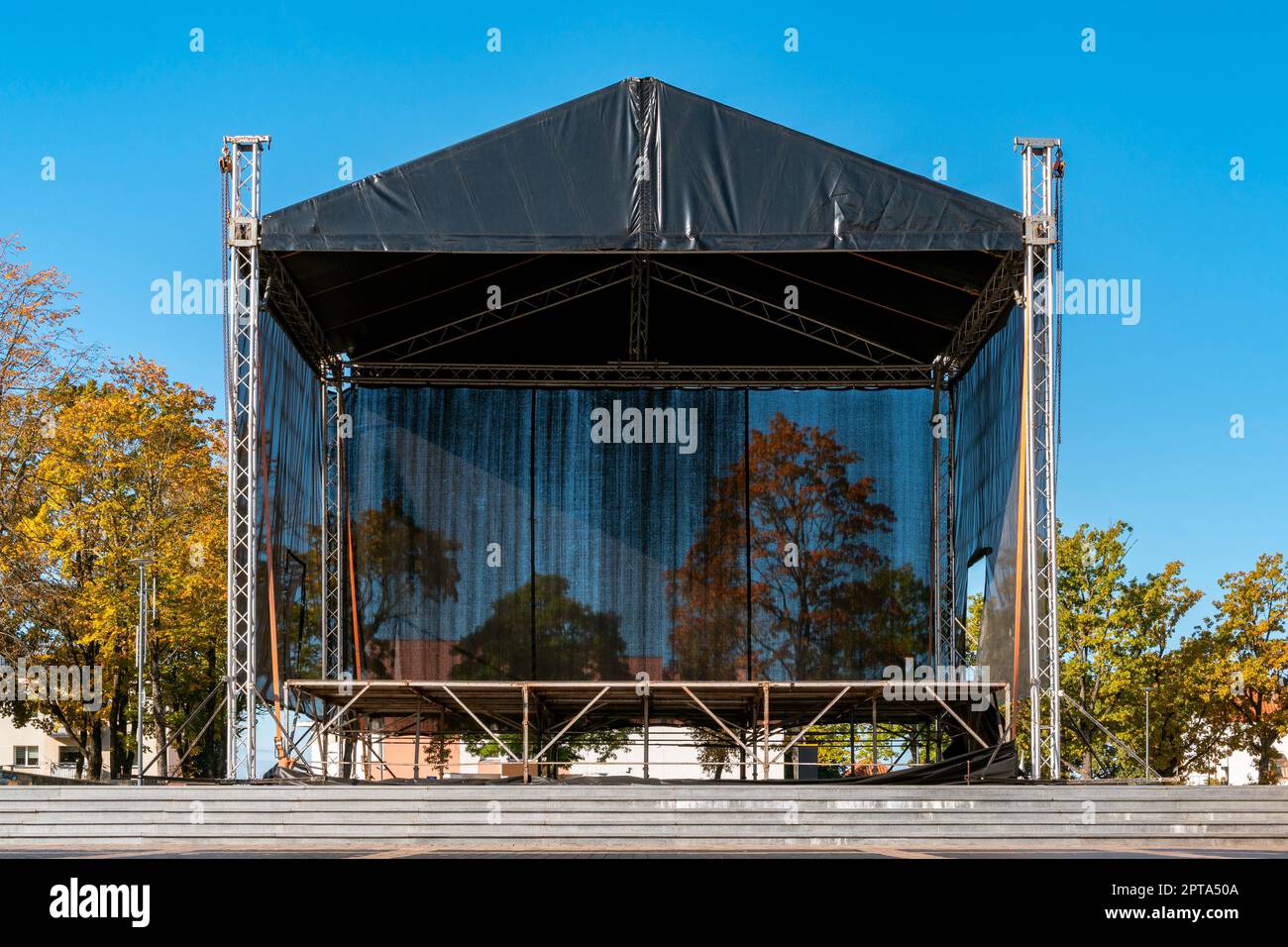 Empty concert stage big speakers hi-res stock photography and images ...