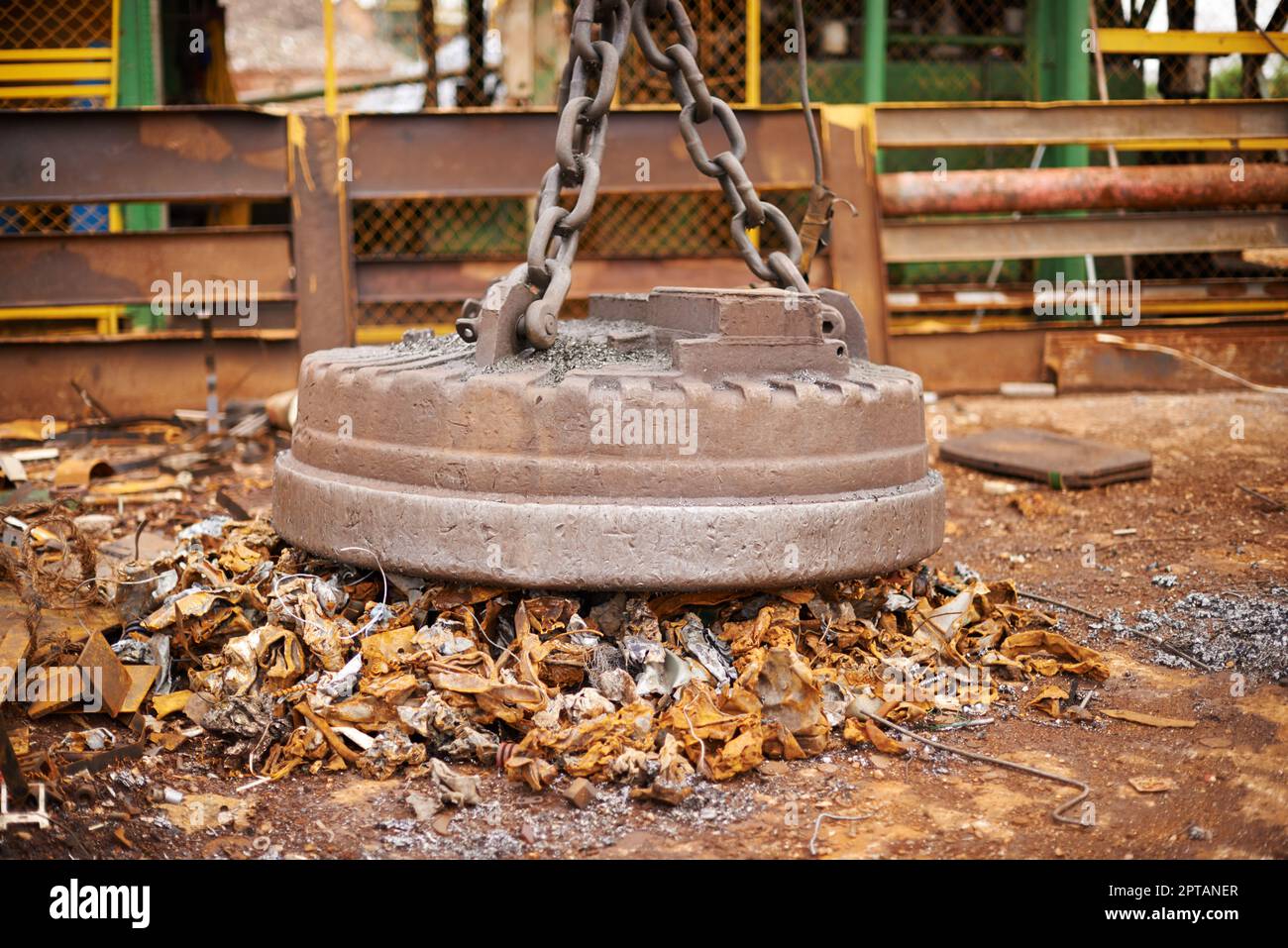 Recycling metal magnet hi-res stock photography and images - Alamy