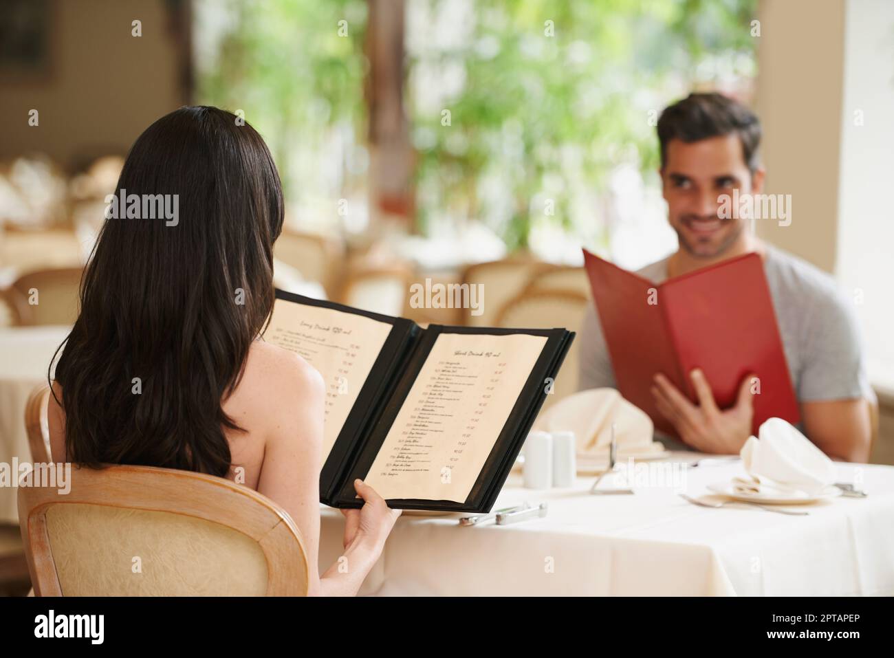 Young women table holding menus hi-res stock photography and images - Alamy