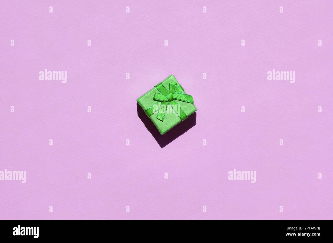 Small green gift box lie on texture background of fashion trendy pastel ...
