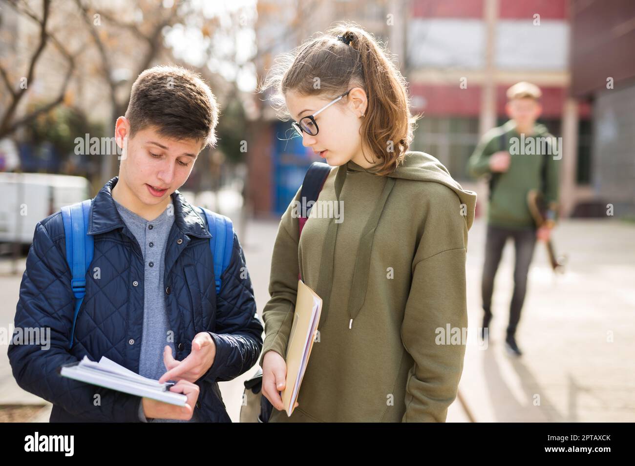 Teenage girl and boy talking outside Stock Photo - Alamy