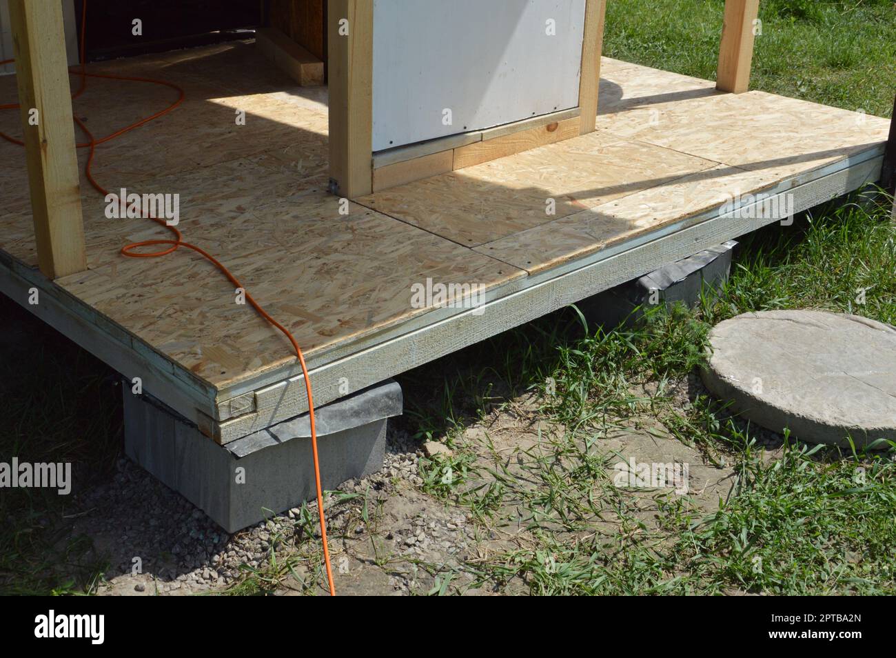 Construction of the vestibule of the veranda of racks and the beams ...