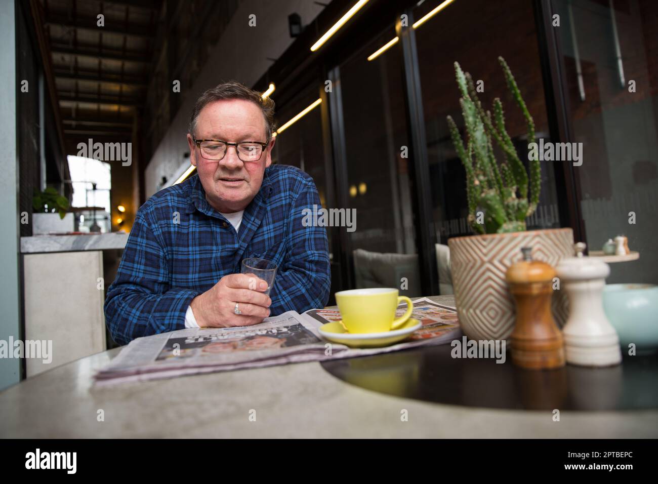 Old man coffee shop reading hi-res stock photography and images - Alamy