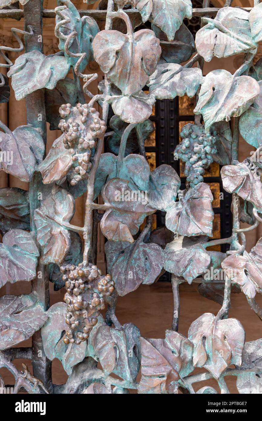 Wrought iron vine grape hi-res stock photography and images - Alamy