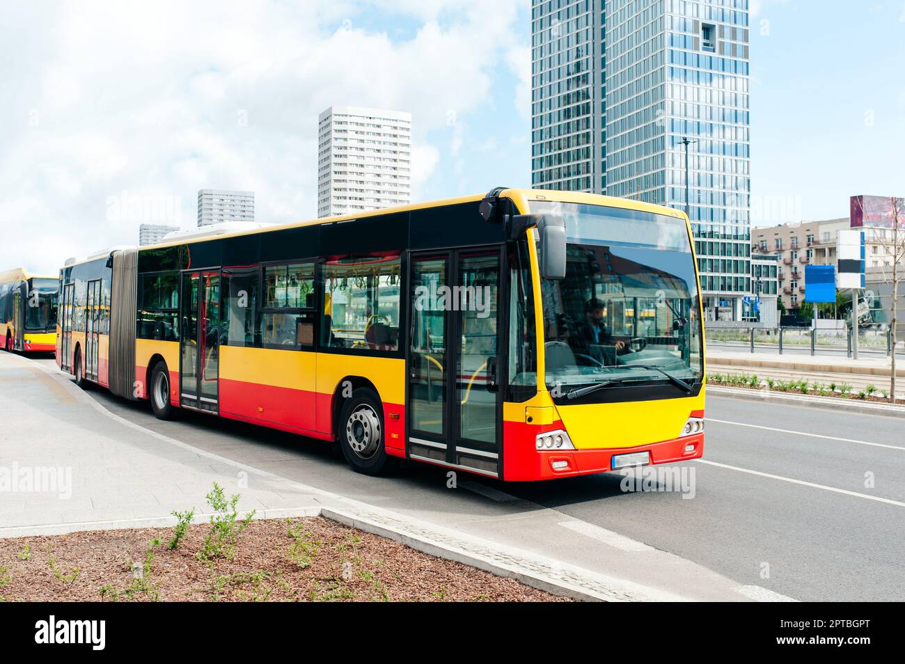 Bus on city street hi-res stock photography and images - Alamy