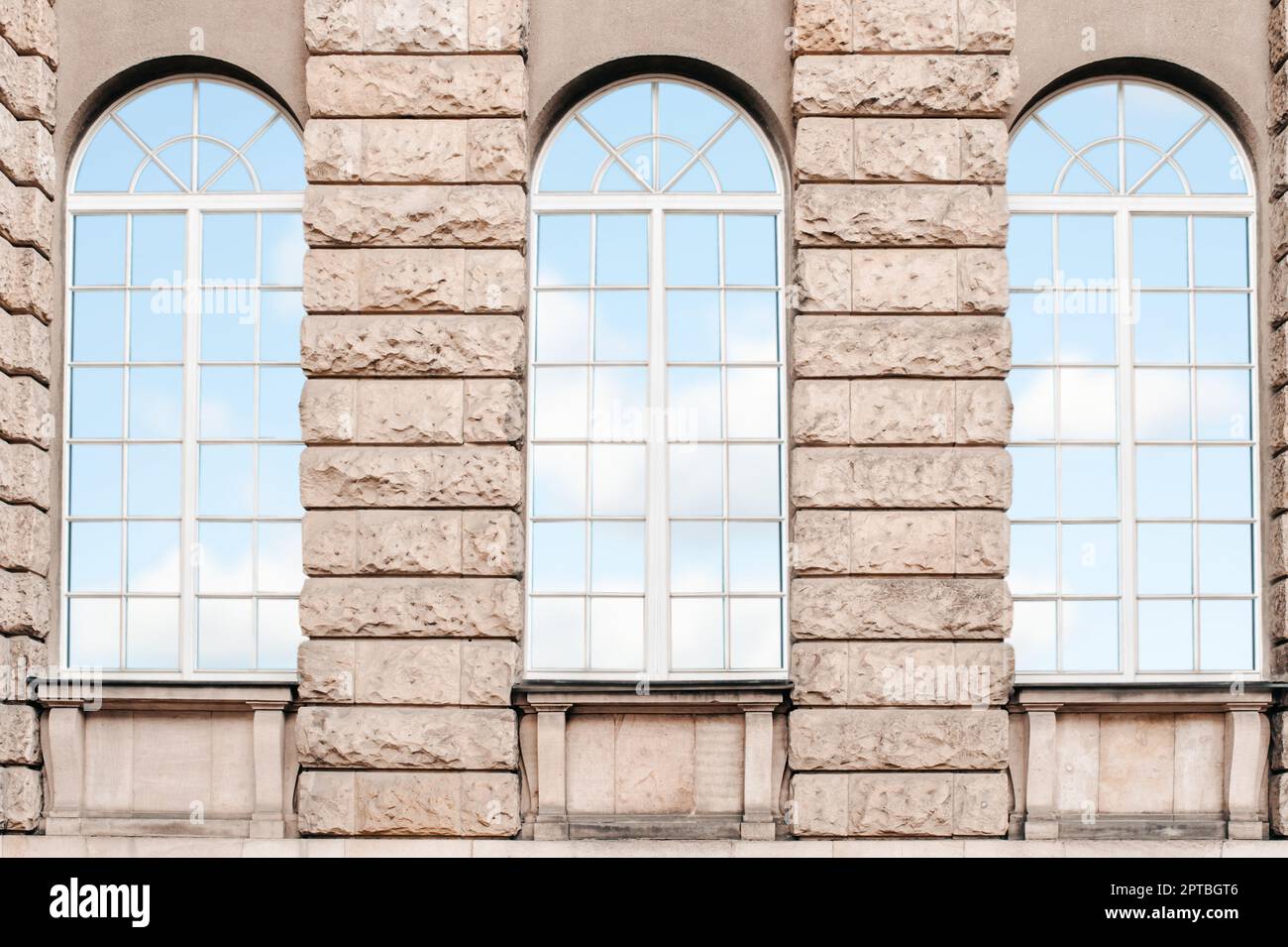 Building with arched windows hi-res stock photography and images - Alamy
