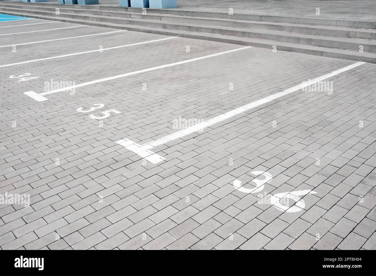 Car parking lots hi-res stock photography and images - Alamy