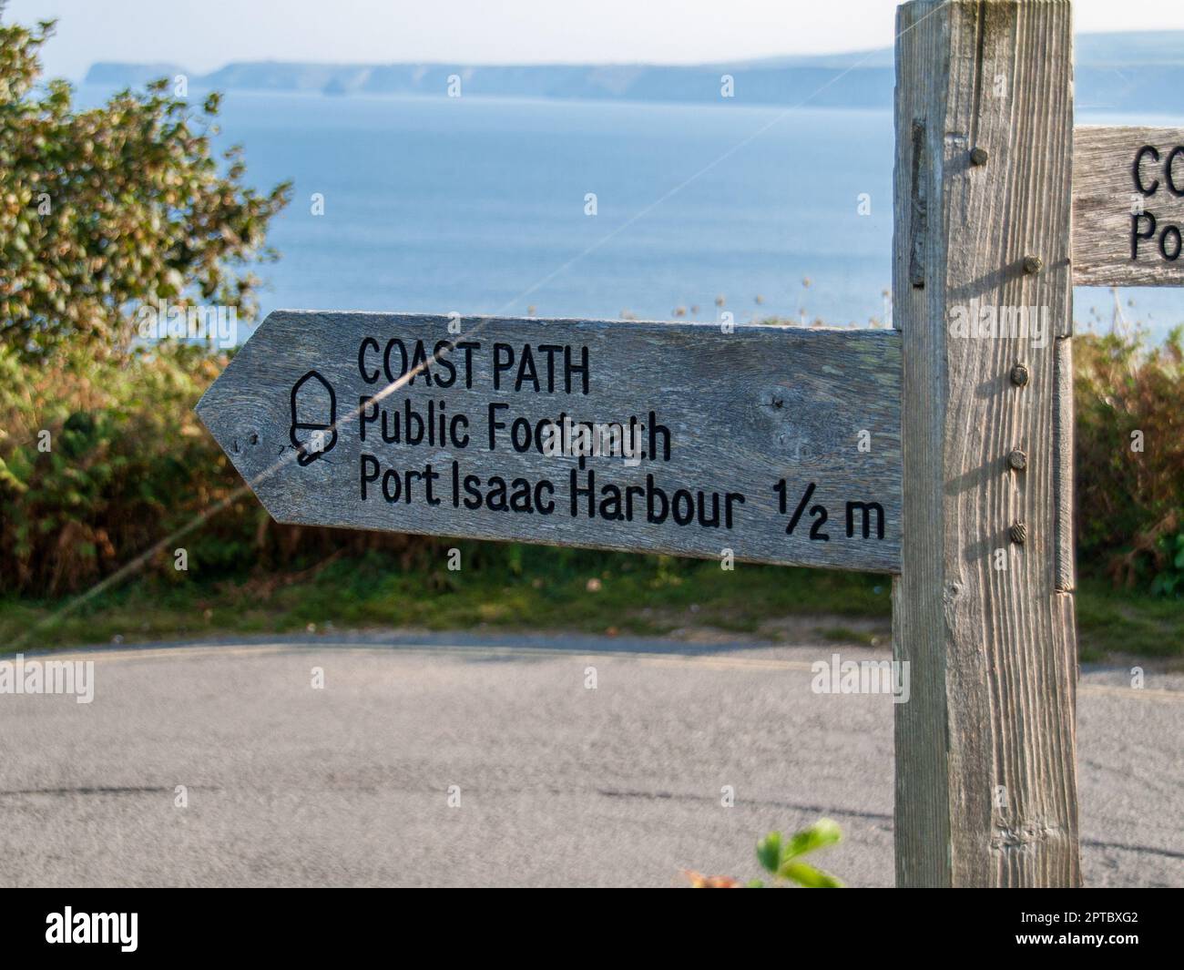 Signpost on the cornish coast path between Port Gaverne and Port Isaac ...