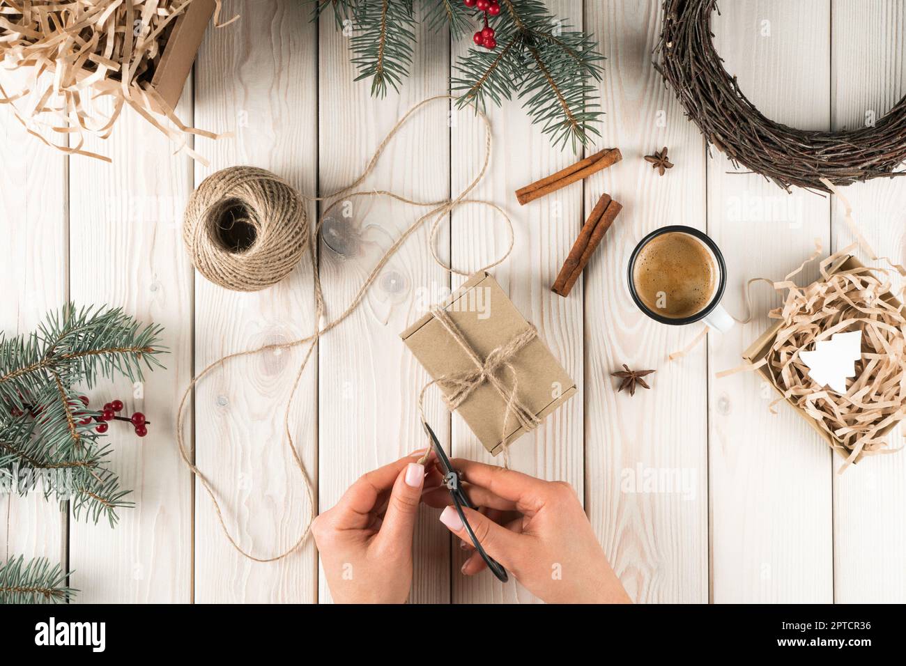 Wrapping tutorial hi-res stock photography and images - Alamy