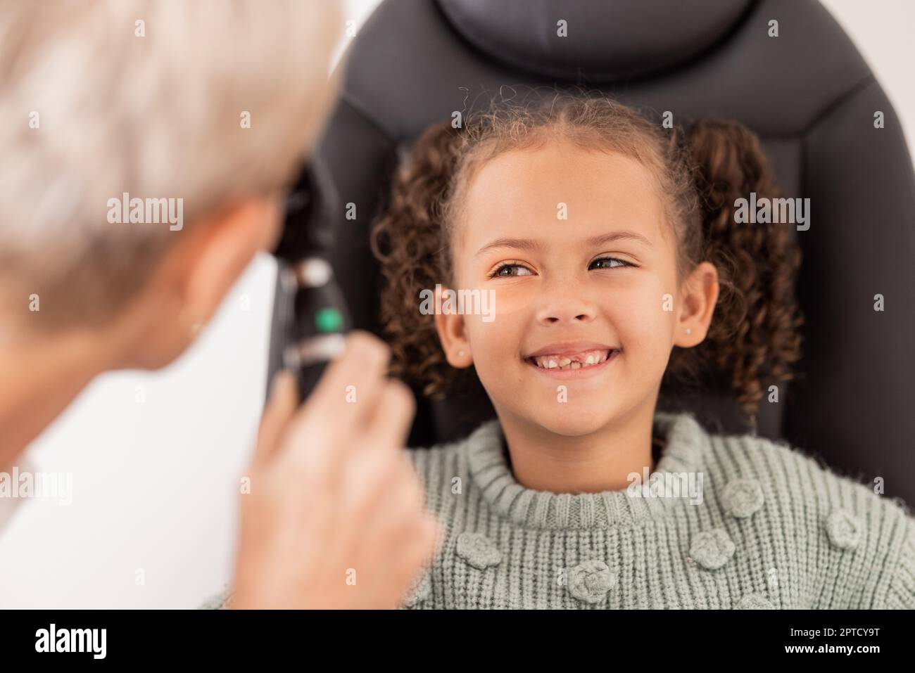 Checking retina hi-res stock photography and images - Alamy
