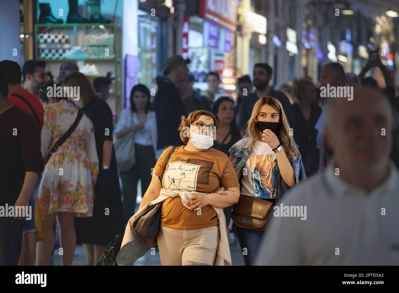 Picture of two women wearing a respiratory face mask in the kapalicarsi ...