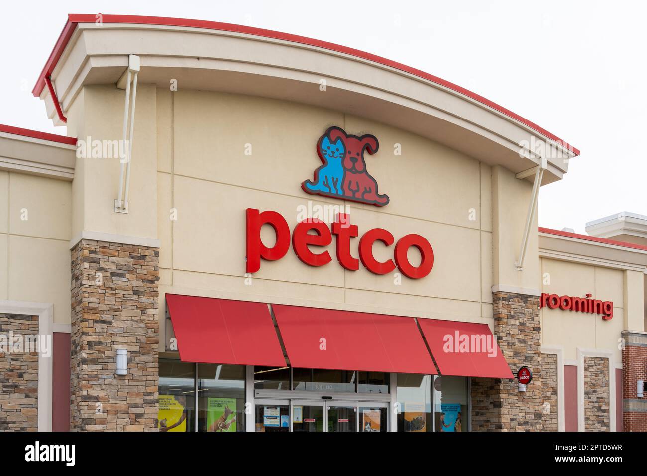 Petco store hi-res stock photography and images - Alamy