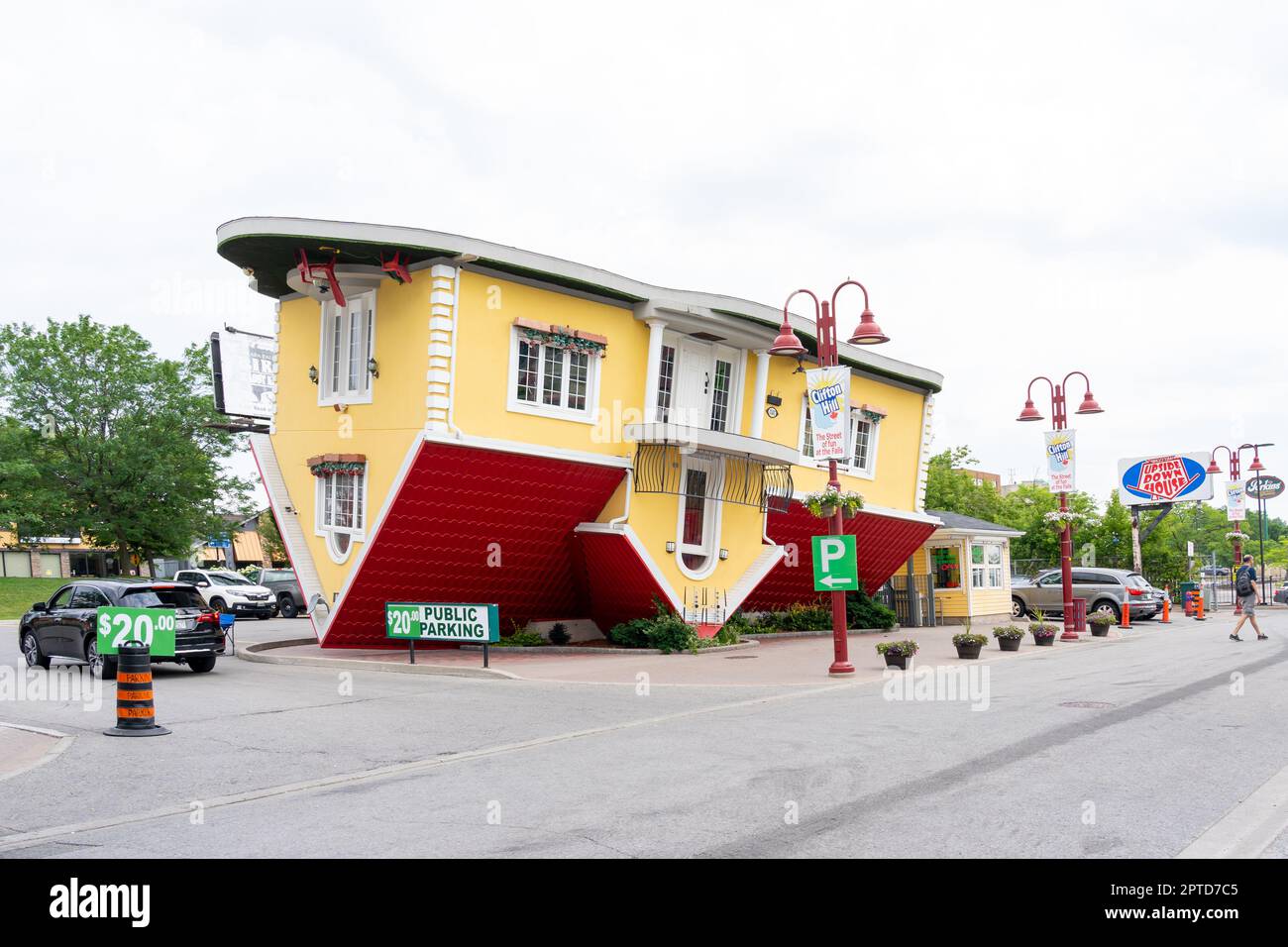 Upside down house architecture hi-res stock photography and images - Alamy