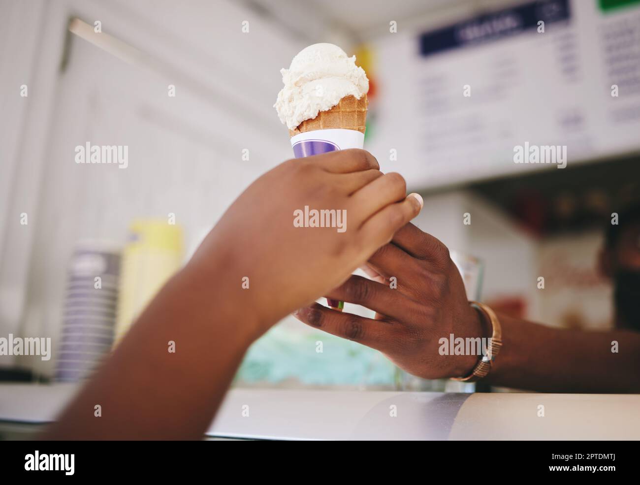 Customer buying ice cream cone hi-res stock photography and images - Alamy