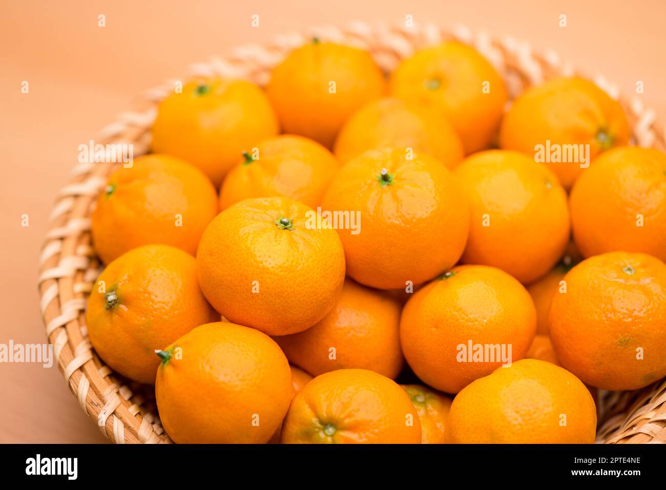 Stack of cirtus in basket Stock Photo - Alamy